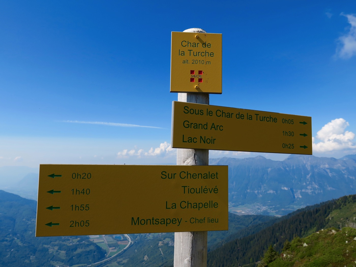 Le Grand Arc (2482m), imposante sentinelle de la Combe de Savoie ...