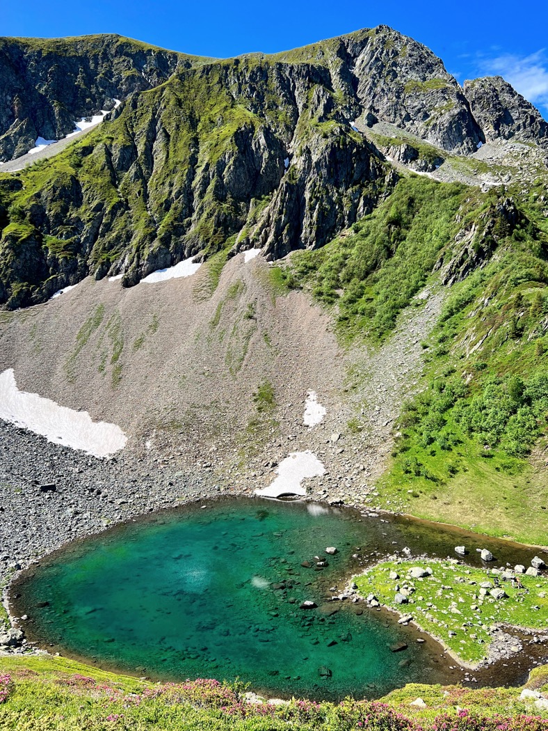 Le Lac de la Sitre (1952m) en passant Sous la Pointe (2082m)